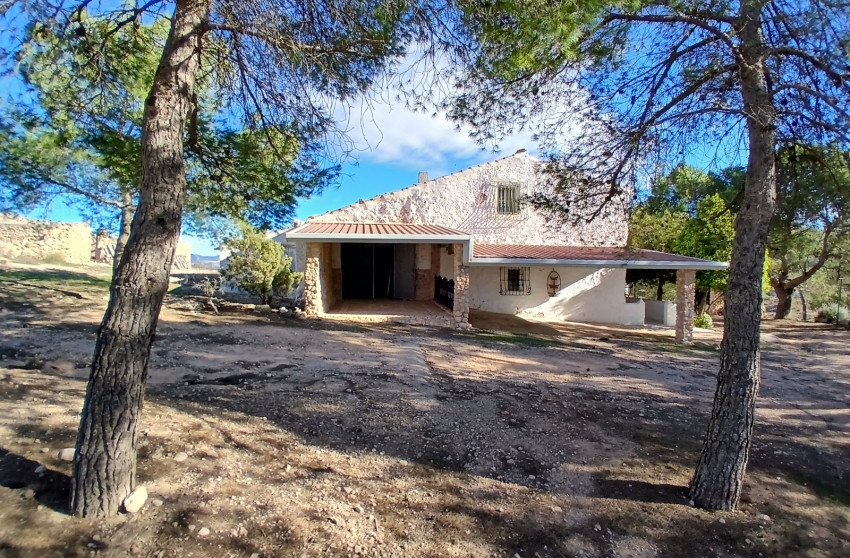 Off grid country property with pool and large plot in C