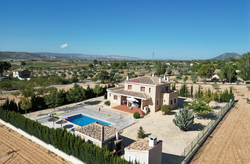 Large executive 5 bed home with 10x5 pool close to Vill